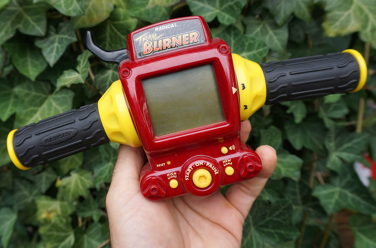 Radica elektronische handheld game met motion sensor | LetsGoDigital